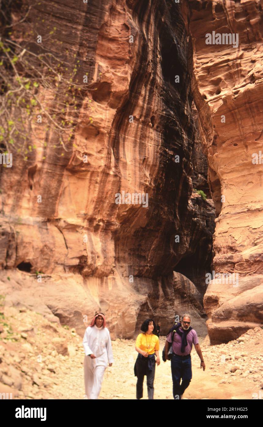 Jordanien: Touristen nähern sich den 2000 Jahre alten Ruinen von Petra ...