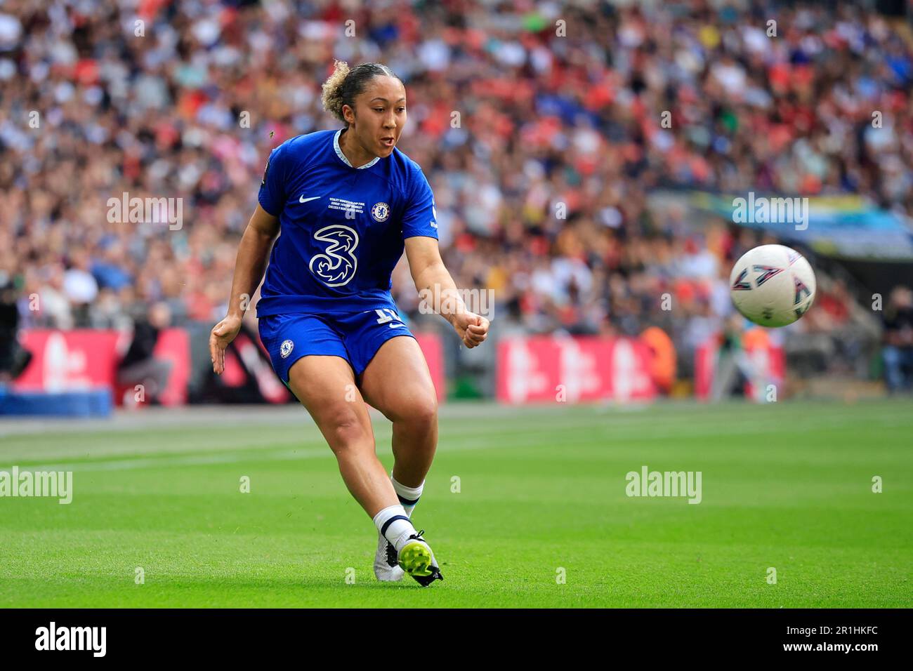 Lauren James #10 von Chelsea überquert den Ball während des Vitality Women's FA Cup Finalspiels ...