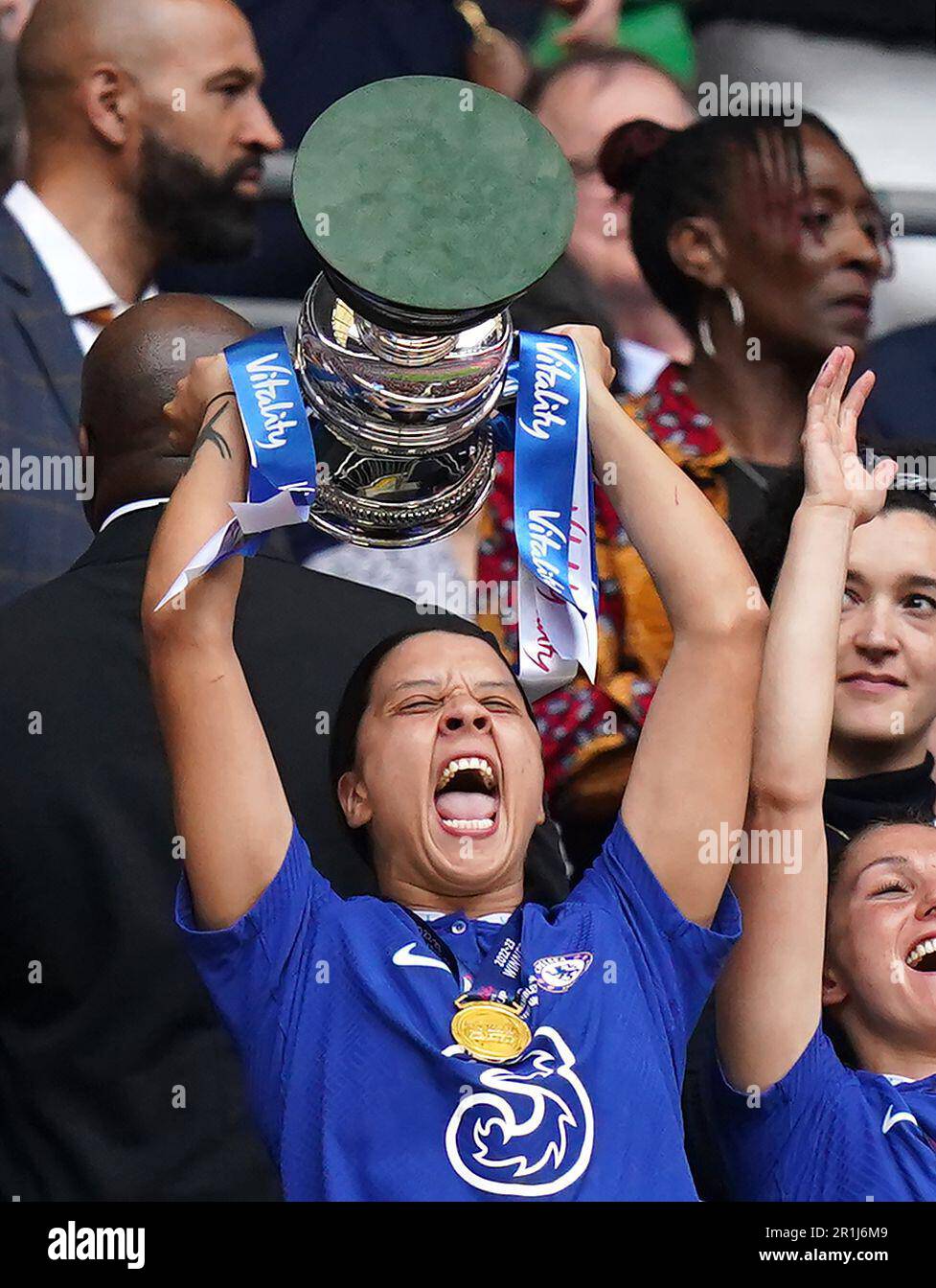 Chelsea's Sam Kerr hebt die Trophäe nach dem Vitality Frauen FA Cup ...