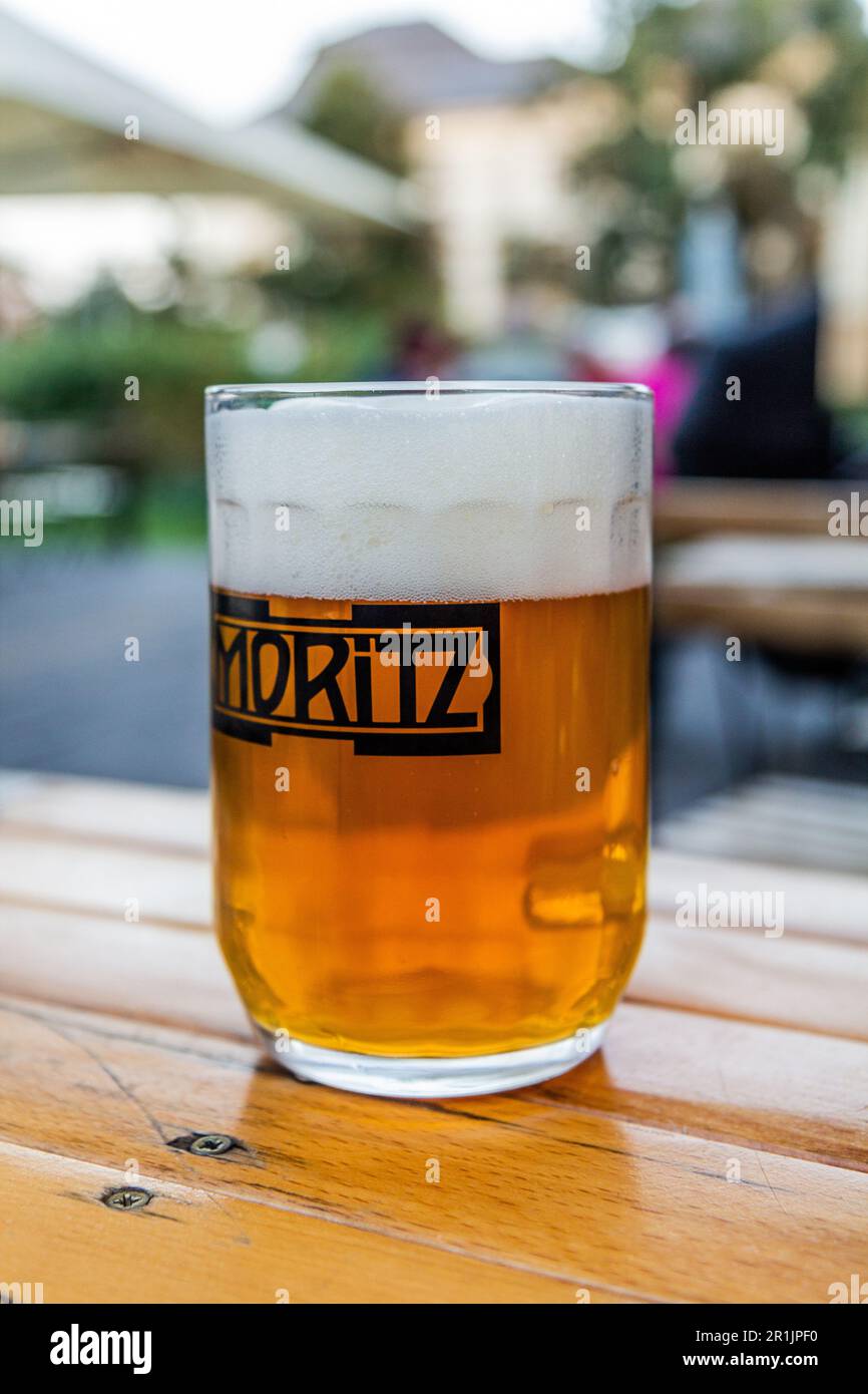 OLMÜTZ, TSCHECHIEN - 10. SEPTEMBER 2021: Ein Glas tschechisches Moritz ...