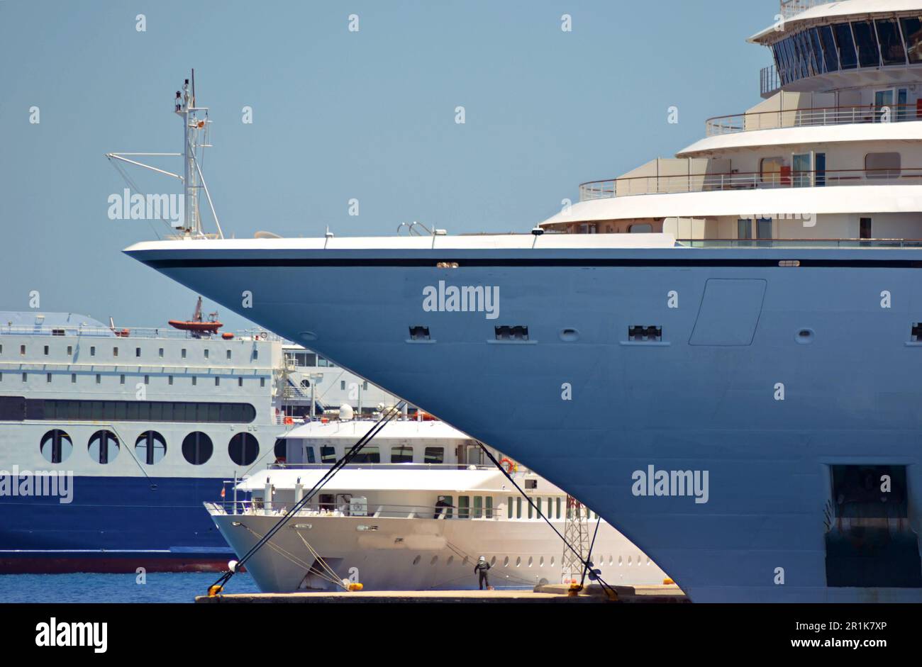 Nahaufnahme des Hecks eines weißen Kreuzfahrtschiffs, das im Hafen der ...