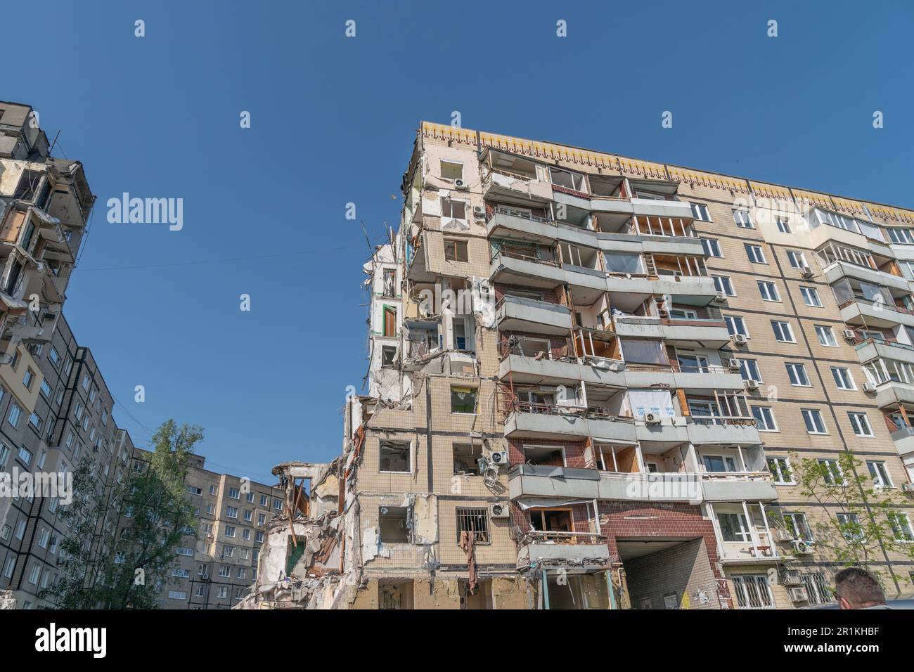 Blick am 14. Mai 2023 auf das zerstörte Wohngebäude in Dnipro durch die ...