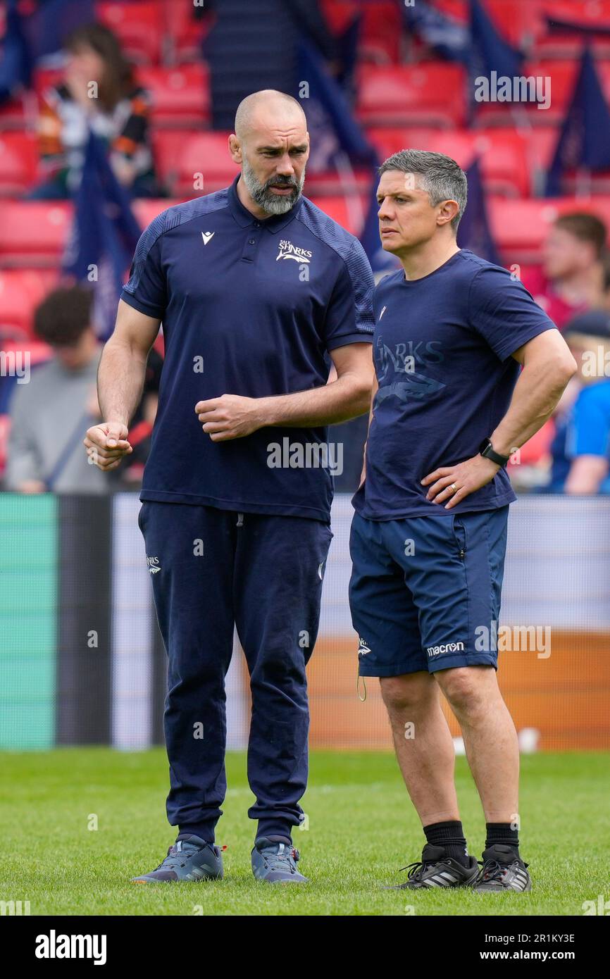 Alex Sanderson, Director of Rugby of Sale Sharks, spricht mit Coach ...