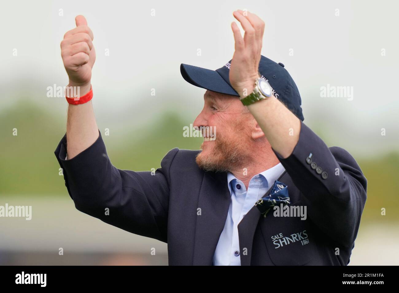 Simon Orange, Miteigentümer von Sale Sharks, reagiert mit den Fans nach ...