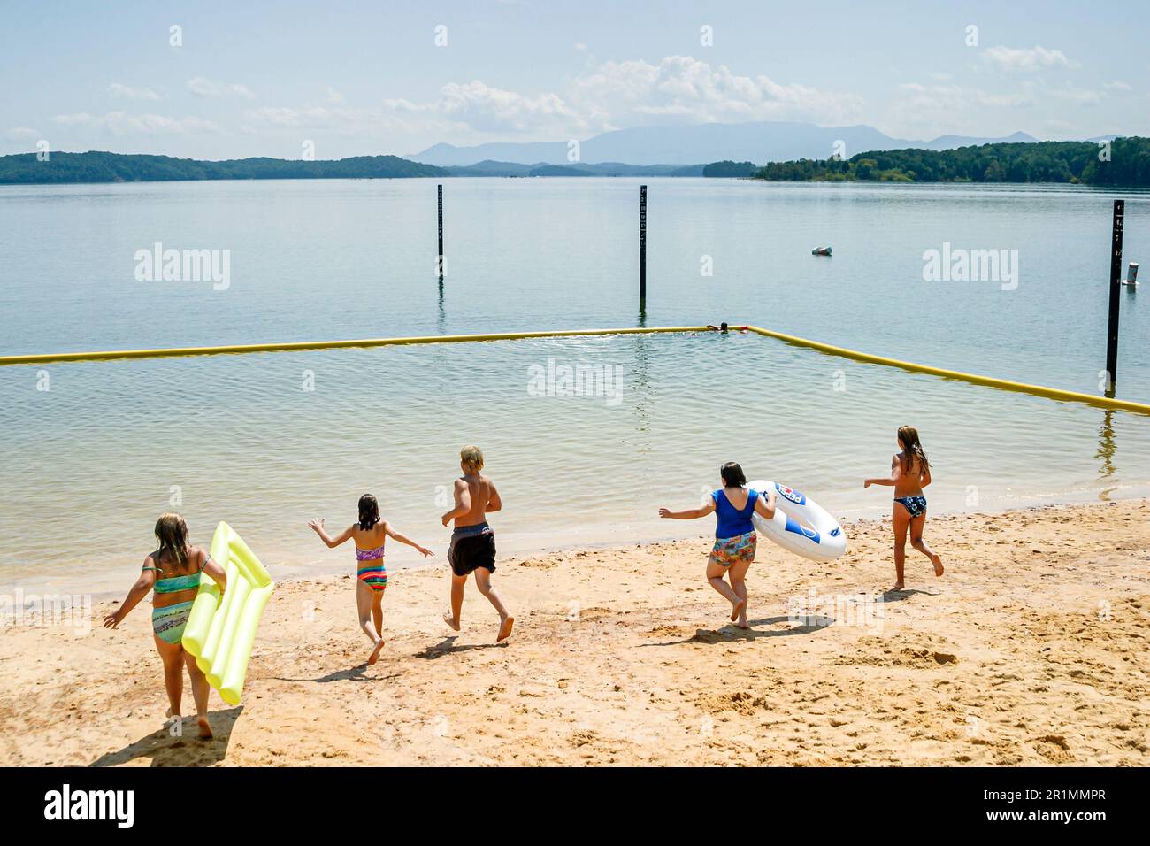 Jungen schwimenn -Fotos und -Bildmaterial in hoher Auflösung – Alamy