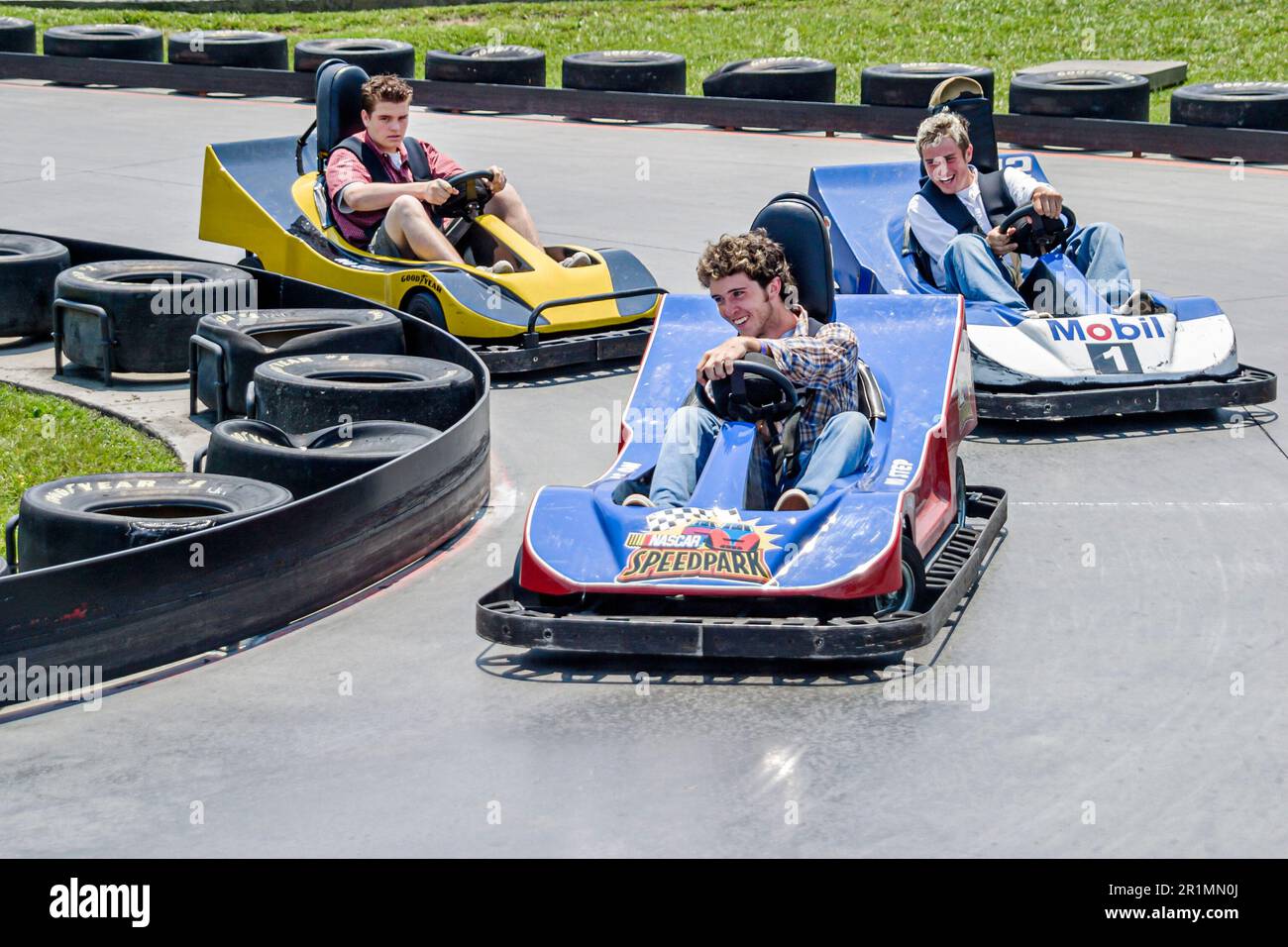 Woman driving car family -Fotos und -Bildmaterial in hoher Auflösung – Alamy
