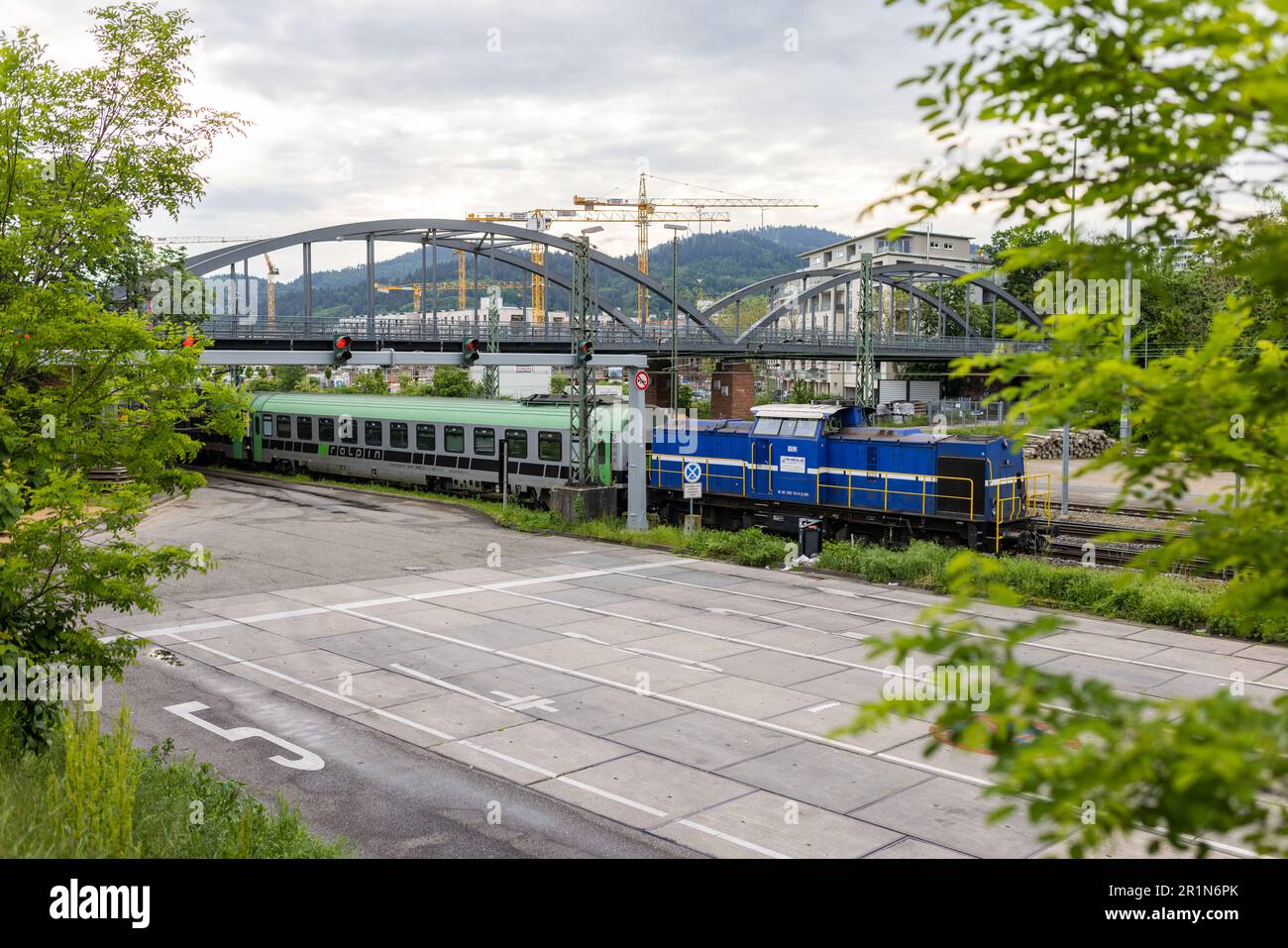 15. Mai 2023, Baden-Württemberg, Freiburg: Am Terminal des schweizerischen Transportunternehmens ...