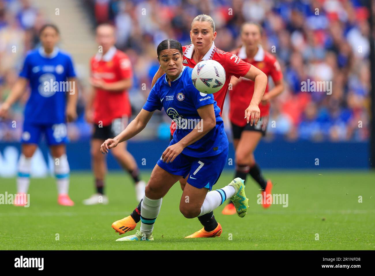 Jess Carter #7 von Chelsea und Alessia Russo #23 von Manchester United ...