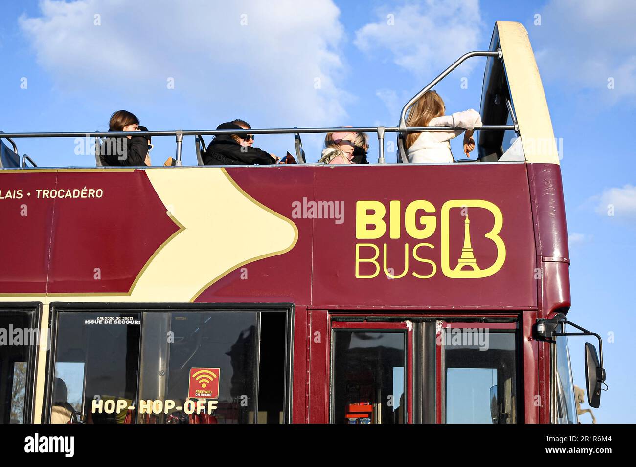 Abbildung zeigt einen Touristenbus (mit dem Eiffelturm im Hintergrund ...