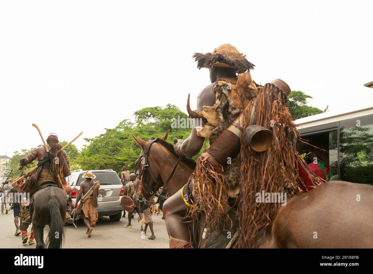 Jos, Nigeria. 12. Mai 2023 Berom-Soldaten führen eine Prozession zur Za ...