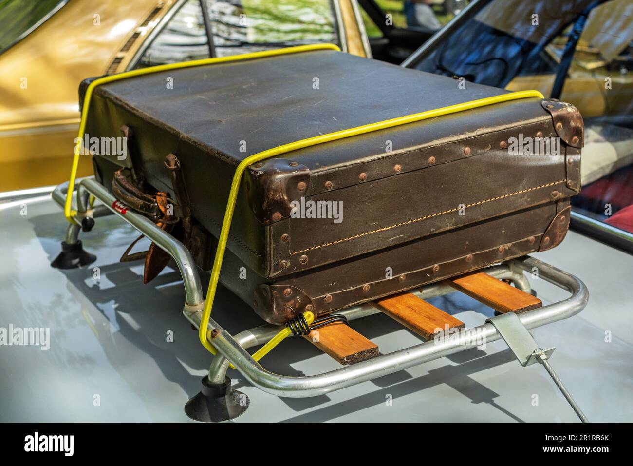 Koffer auf dem Gepäckregal eines Vauxhall Victor 101 Deluxe. Astley ...