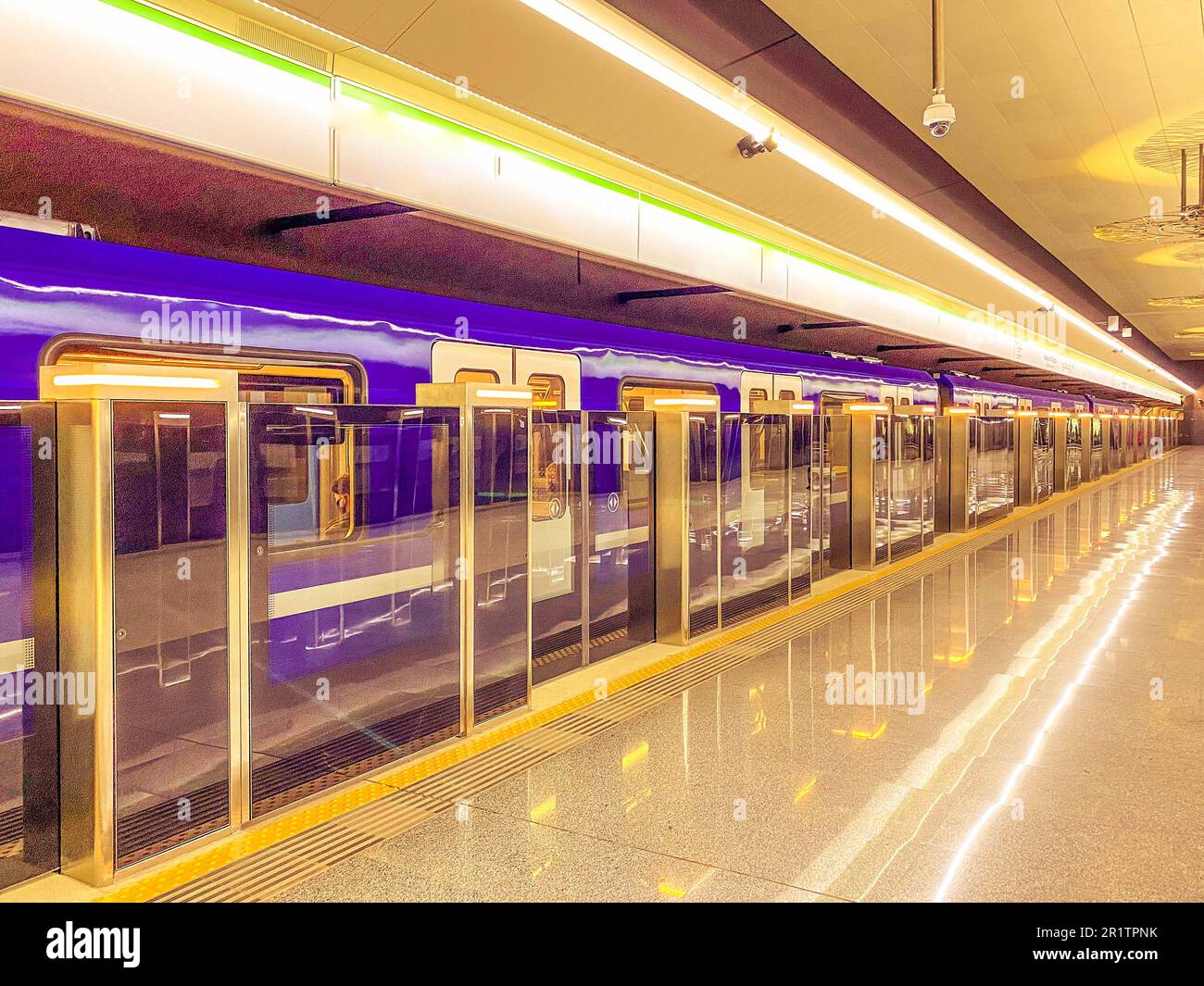 Bahnsteig-Schiebetüren sind ein System, das an U-Bahn-Stationen ...
