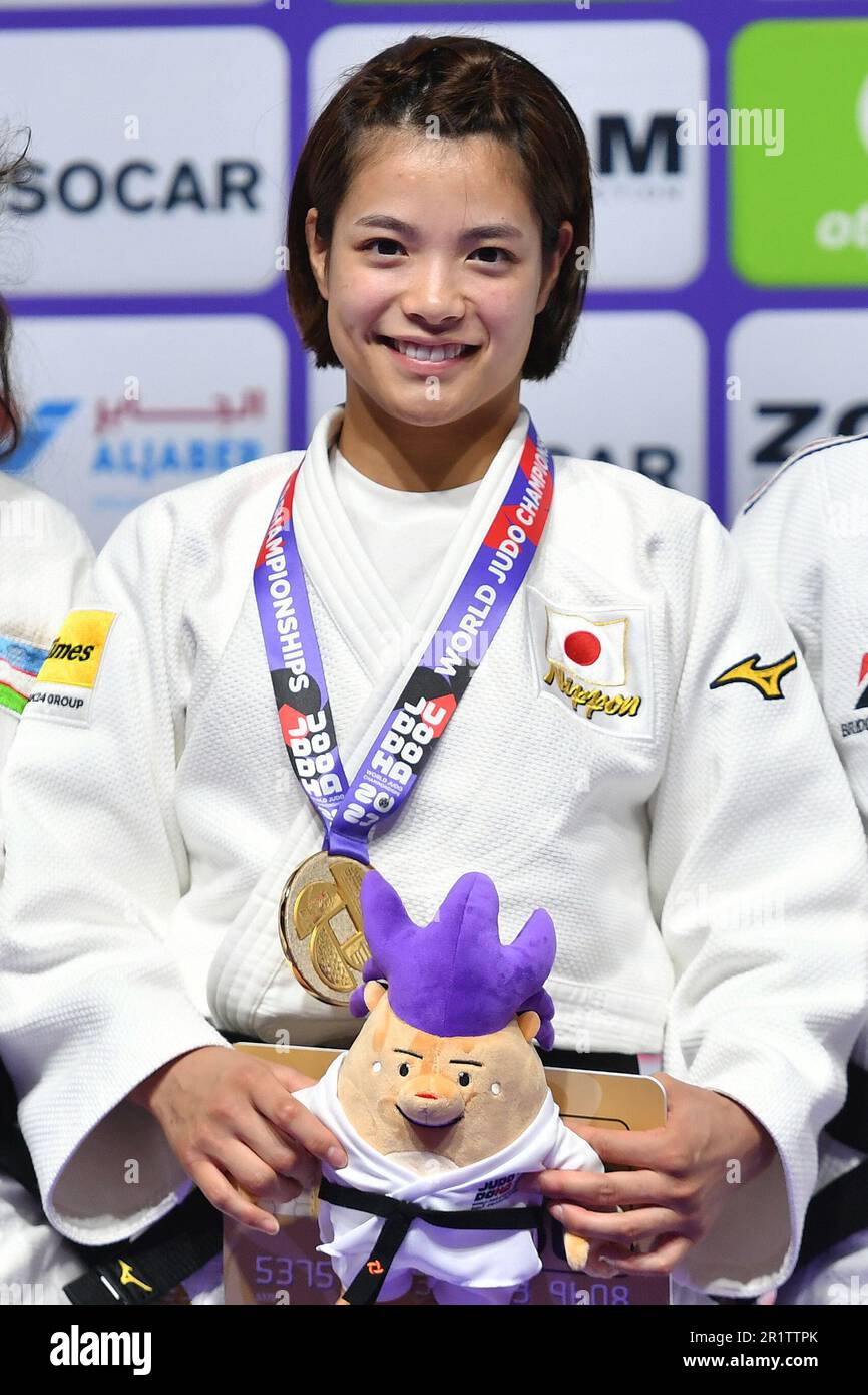 Doha, Katar, 8. Mai 2023. Uta Abe aus Japan posierte auf dem Podium mit Goldmedaille während der ...