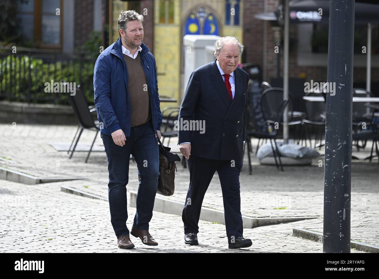 Der Anwalt Hugo Vandenberghe und der Anwalt Jan Keulen werden auf einer ...