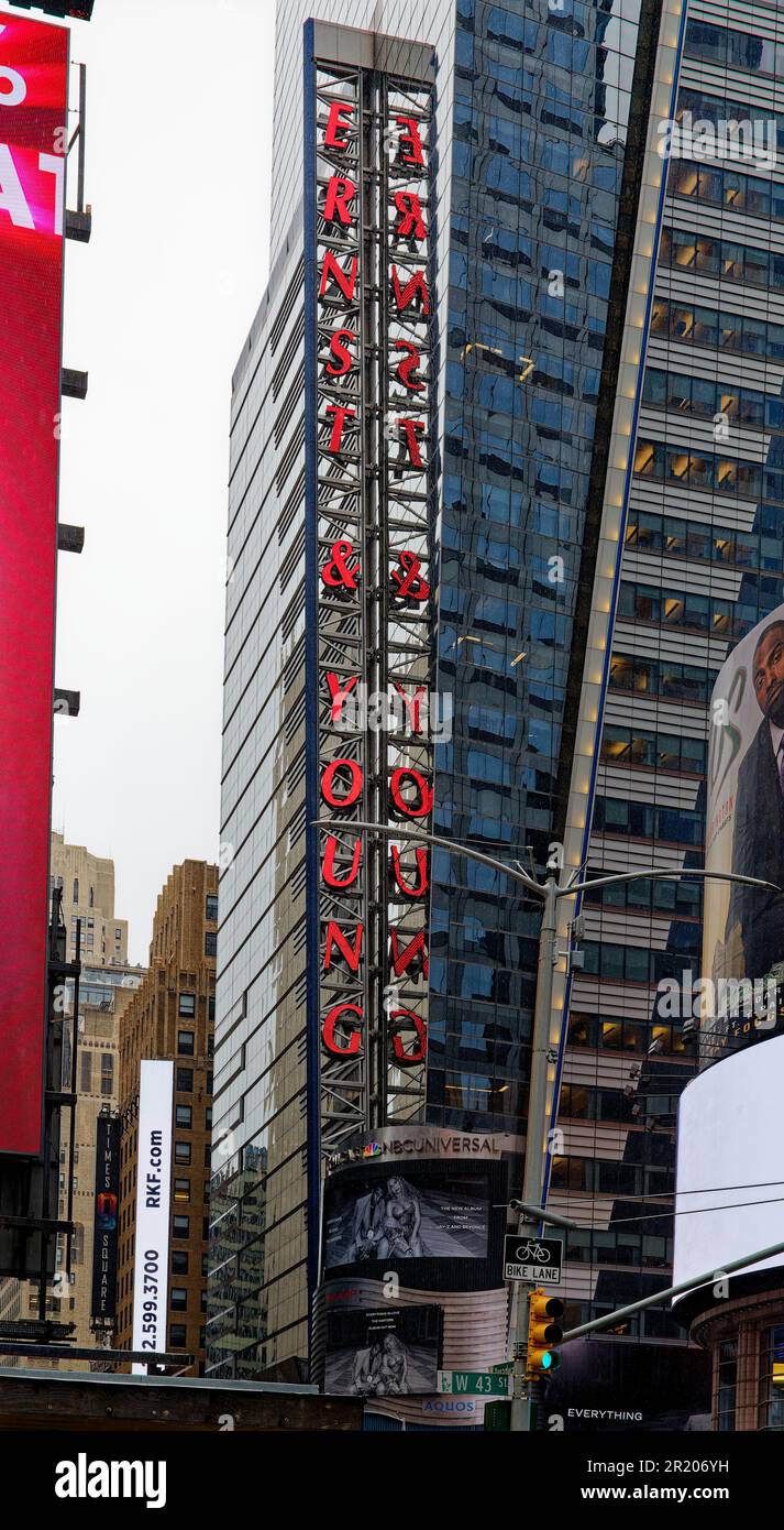 Ernst & Young's rotes Neonschild, das sich in der Glasfassade des Five ...