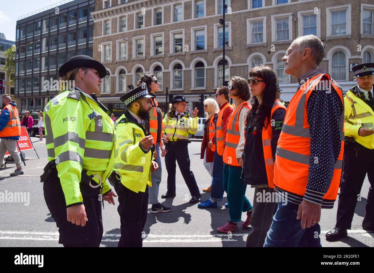 London, England, Großbritannien. 16. Mai 2023. Polizeibeamte verhängen ...