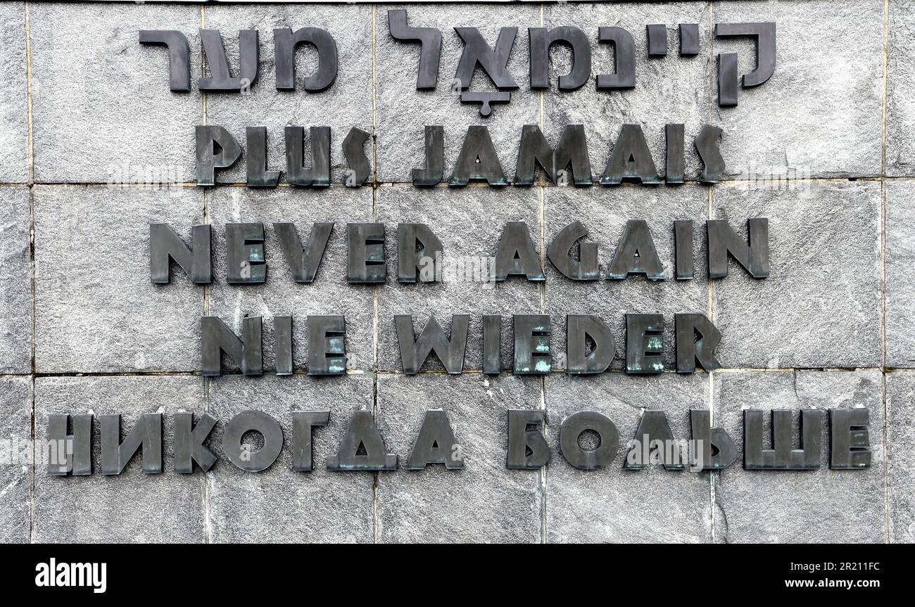 Foto einer Gedenkplakette im KZ Dachau. Das Lager war das erste der ...