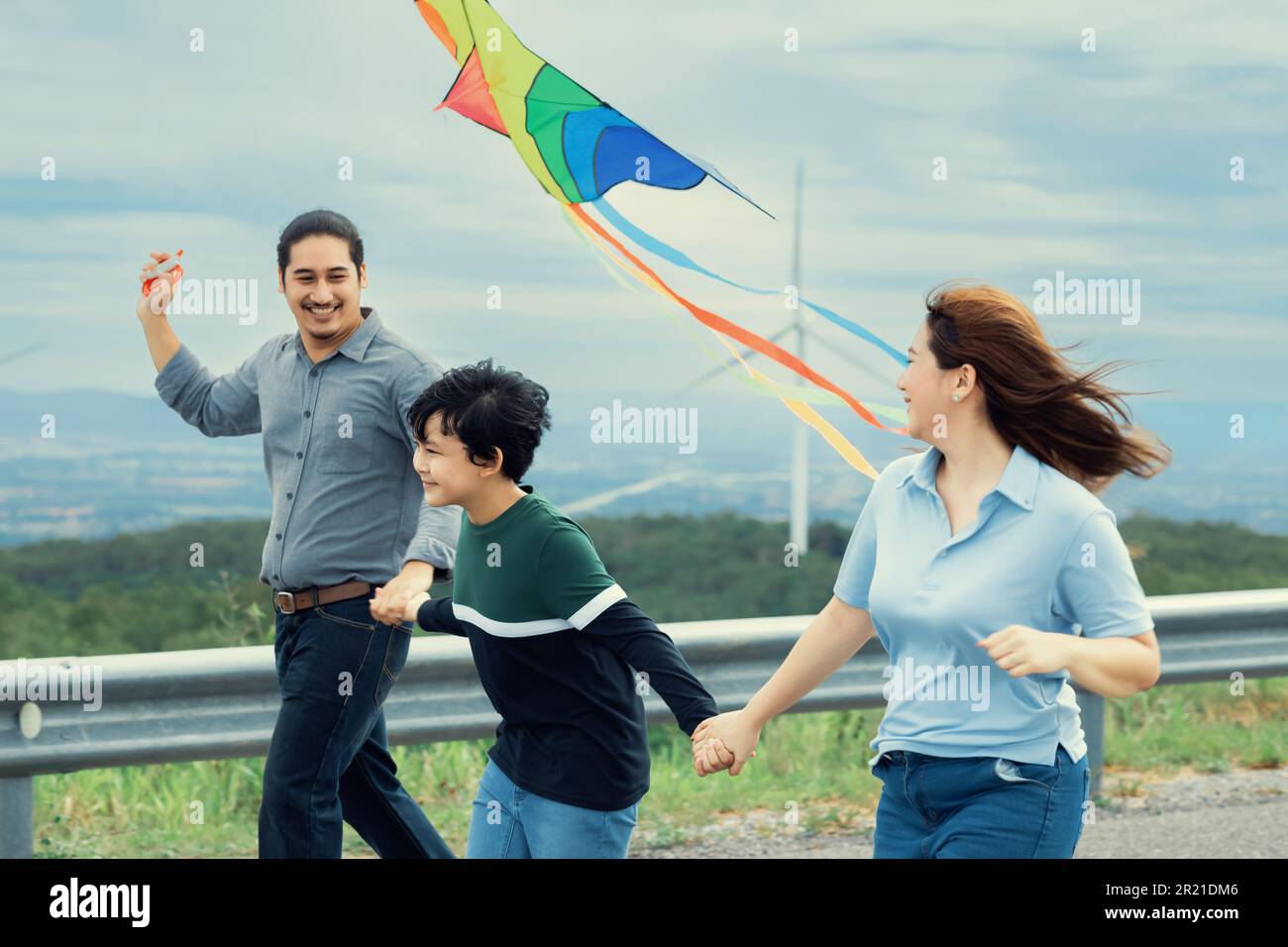 Progressives glückliches sorgloses Familienurlaubskonzept. Junge Eltern ...