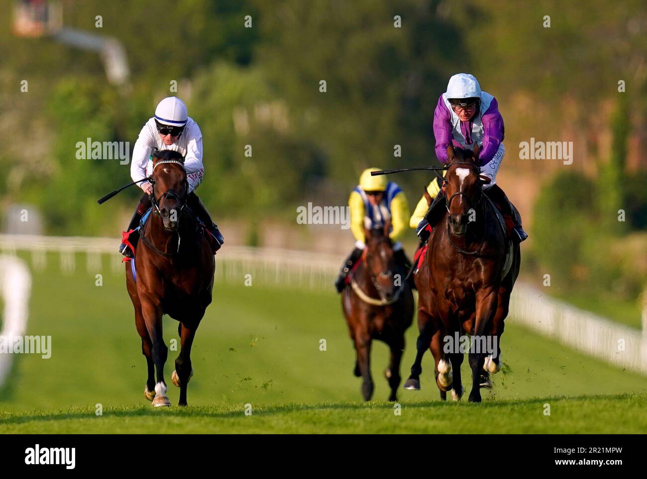 Künstlerstar geritten von Jockey Rob Hornby (rechts) auf dem Weg, die ...
