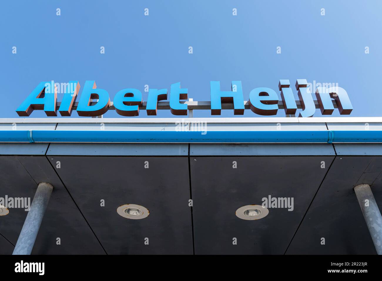 Albert-Heijn-Schriftzug in der Filiale. Albert Heijn ist die größte ...