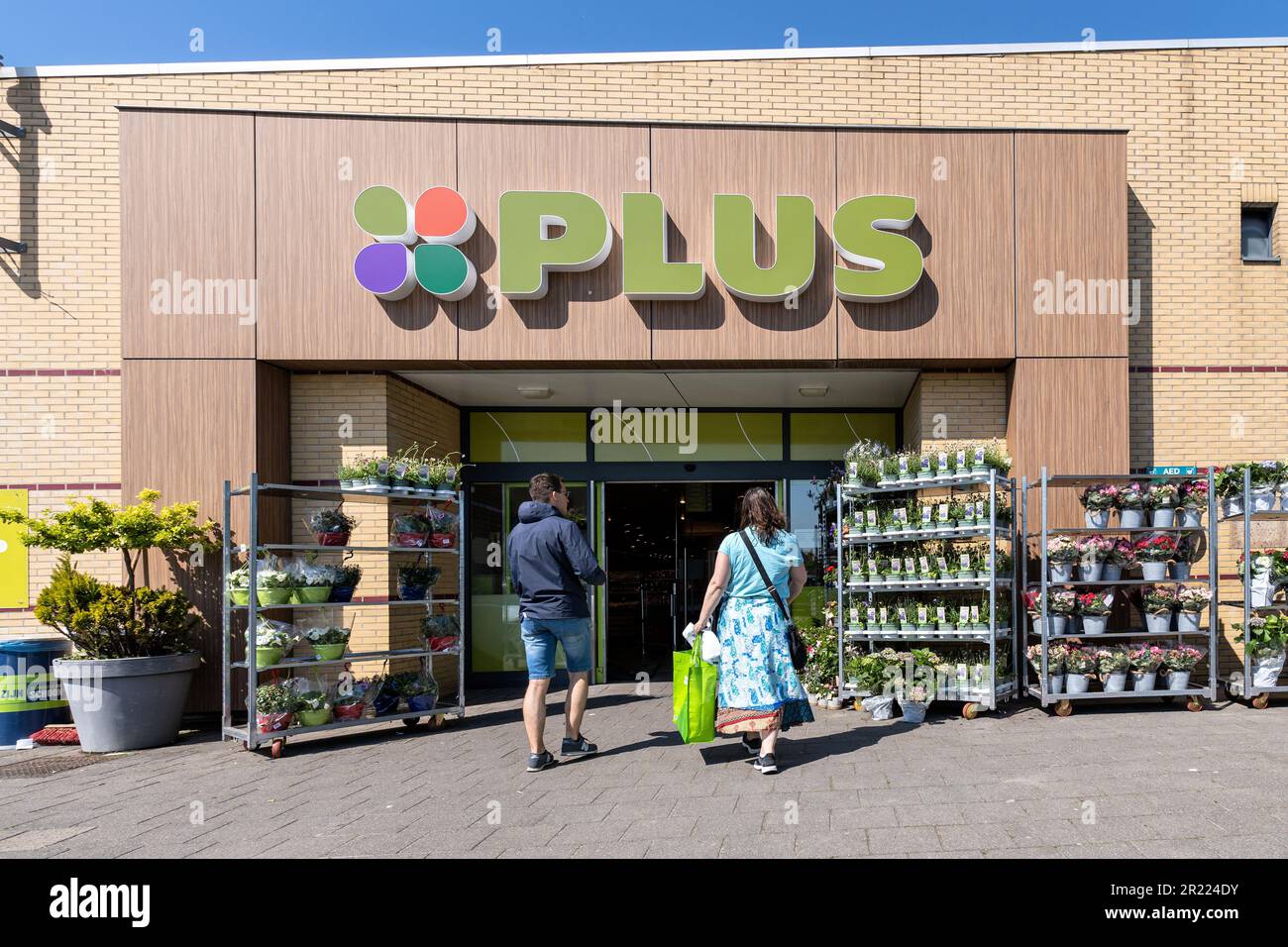 Plus supermarket chain plus emblem -Fotos und -Bildmaterial in hoher ...