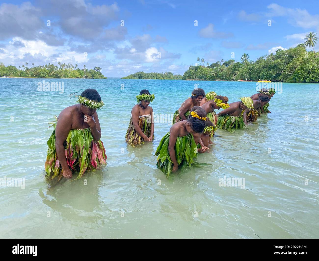 Wassertänzer in Vanuatu beziehen sich auf eine traditionelle Form des ...