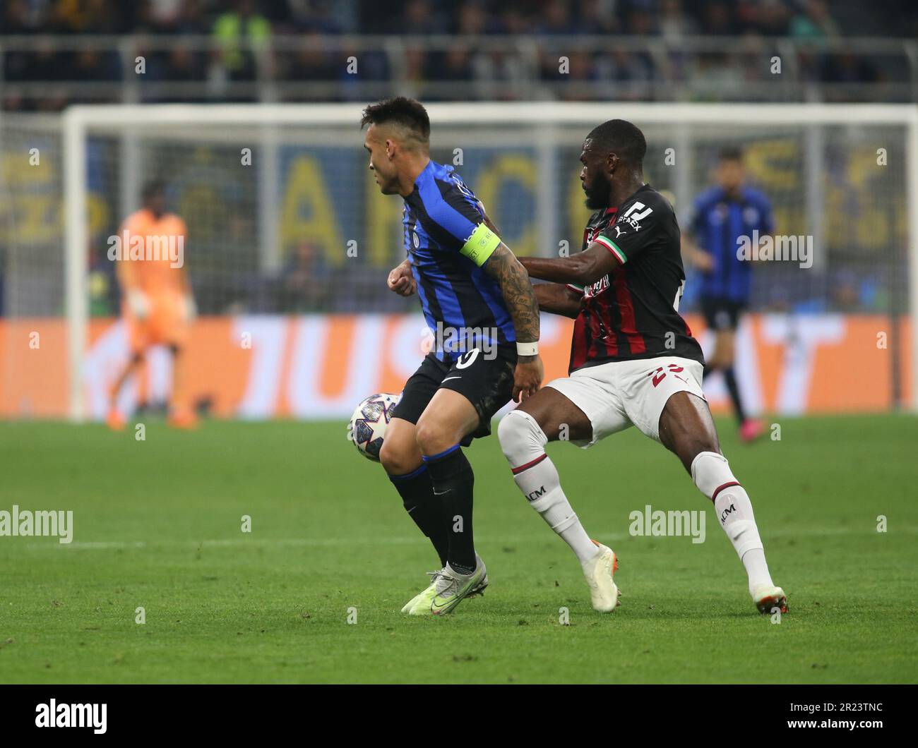 Mailand, Italien. 16. Mai 2023. Lautaro Martinez vom FC Internazionale und Fikayo Tomori vom AC ...