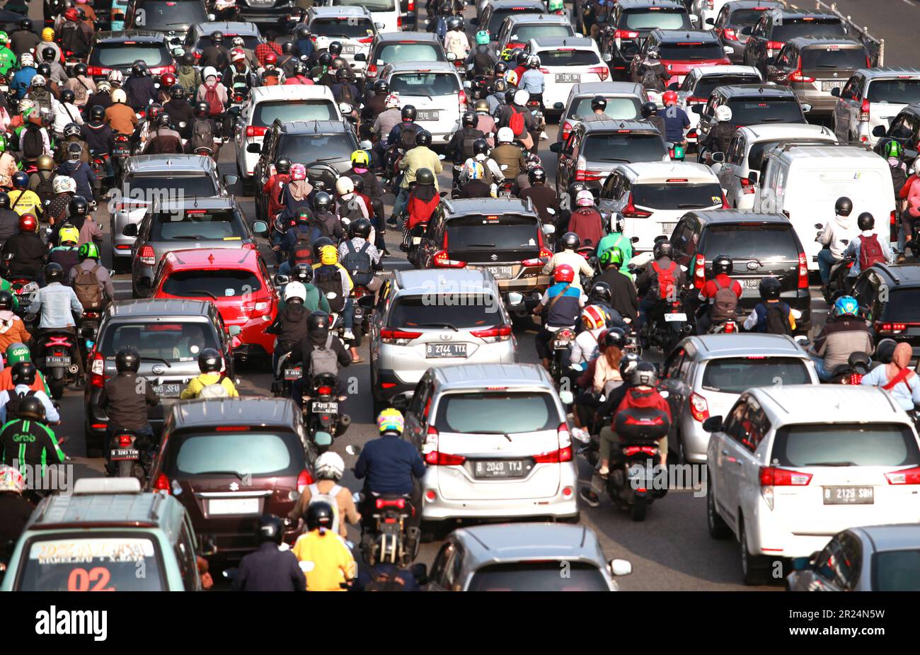 Jakarta, Indonesien-14. Mai 2023: Geschäftiger Verkehr mit chaotischen ...
