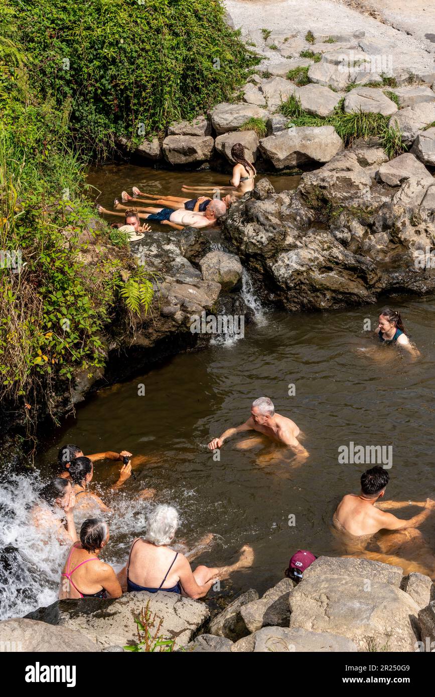 Menschen Baden In Den Otumuheke Stream Hot Pools, Lake Taupo Region ...