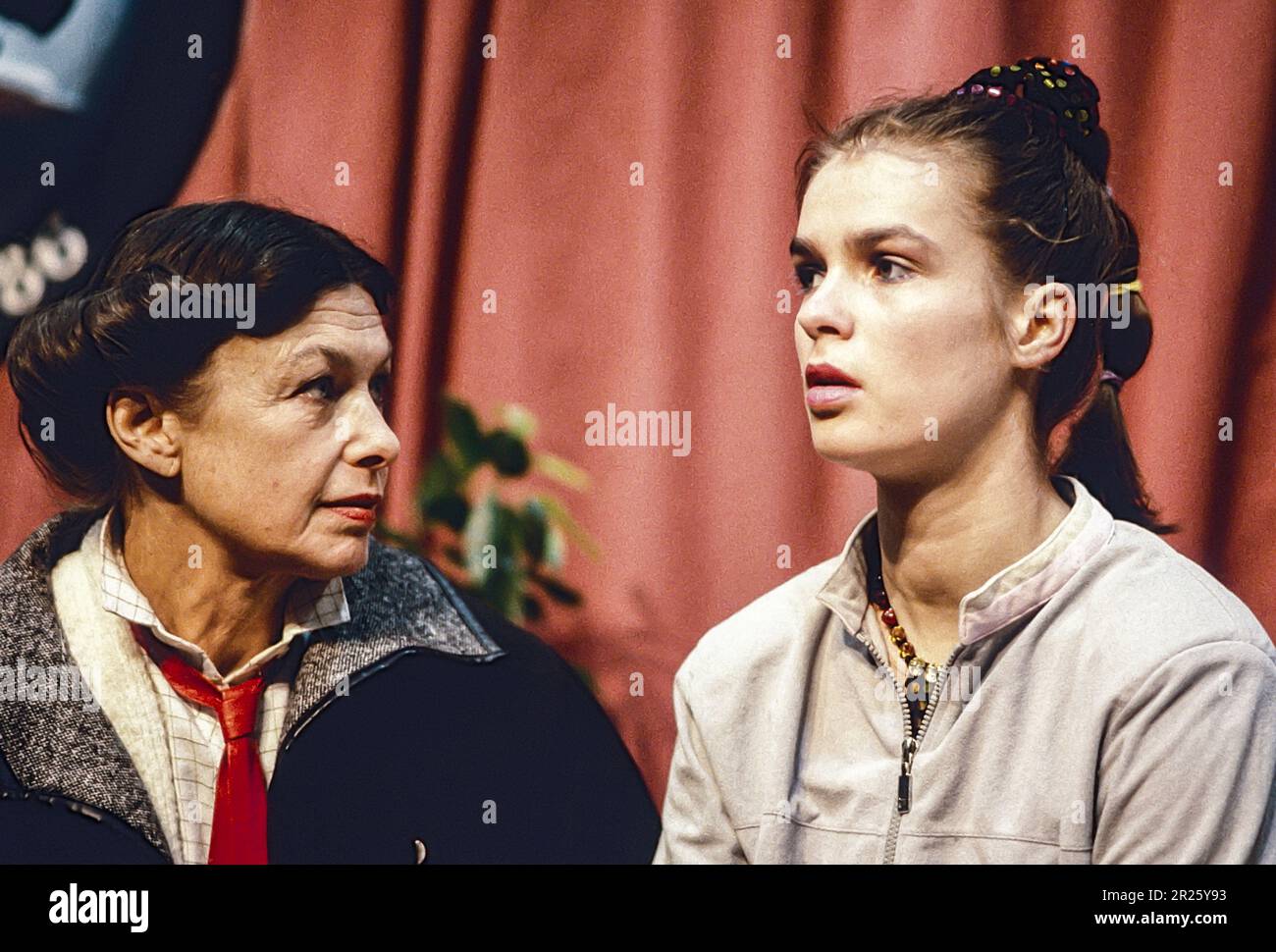 Katerina Witt (DDR) mit Trainer Jutta Müller bei der Eiskunstlauf ...