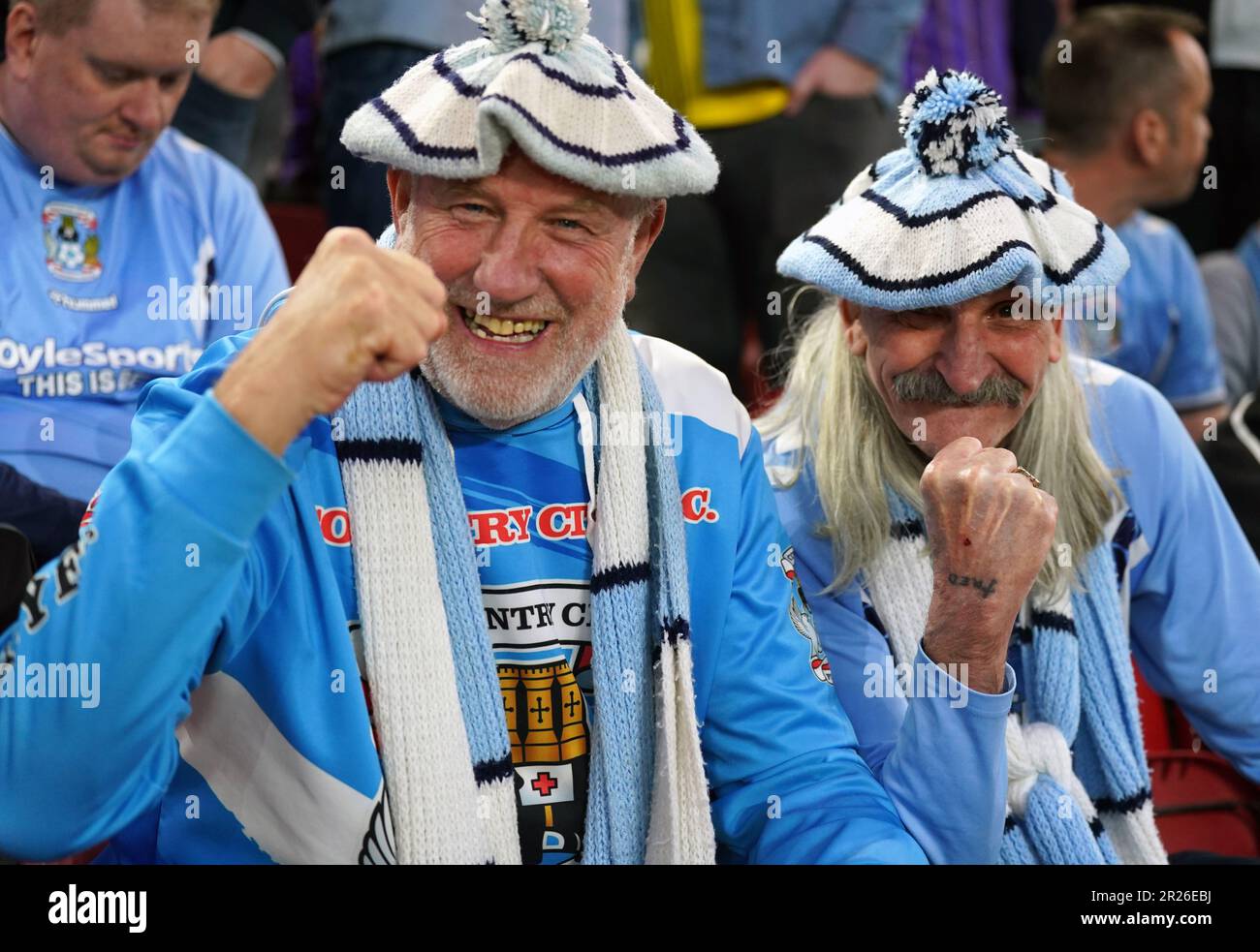 Die Fans von Coventry City auf den Tribünen zeigen ihre Unterstützung ...