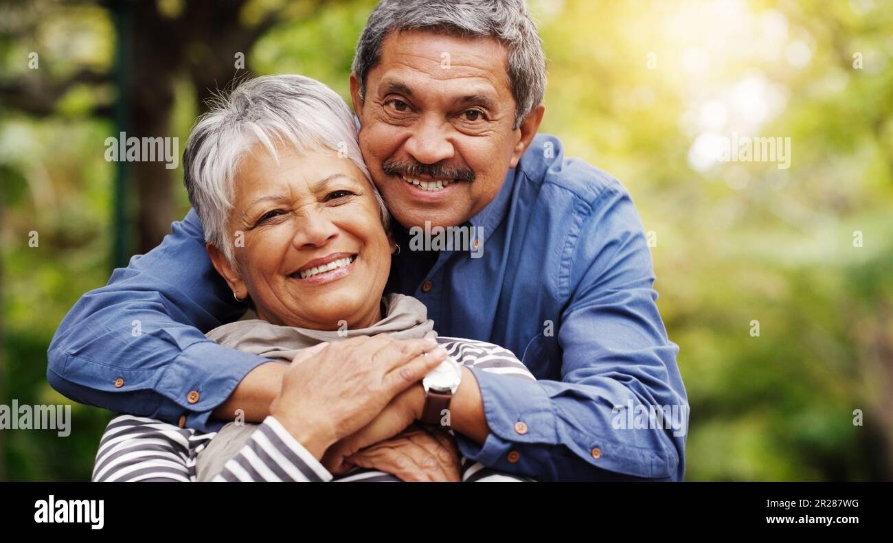 Porträt, Umarmung und Seniorenpaar mit Liebe, Outdoor und Beziehung mit ...
