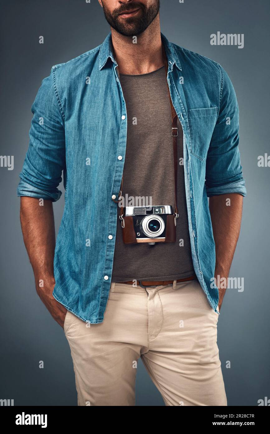 Mit dem Mann hinter der Linse. Studioaufnahme eines jungen Mannes mit ...