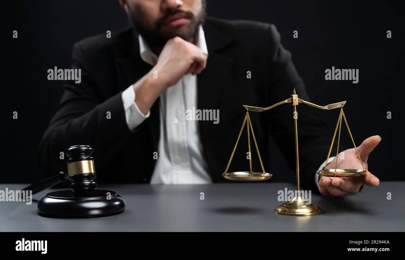 Richten Sie die Symbole Gerechtigkeit, Hammer und Waage auf den ...