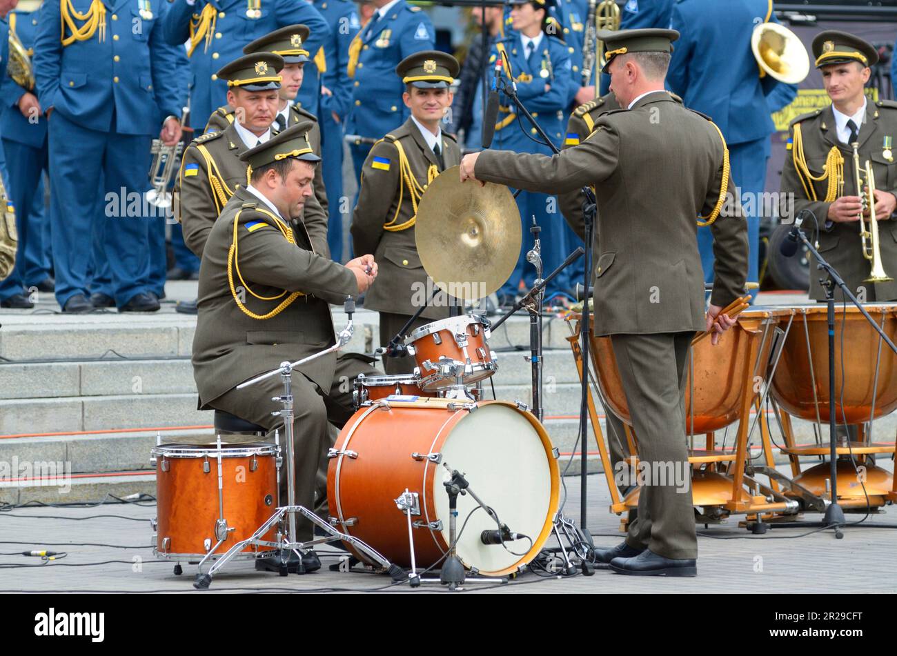 Musiker eines Militärorchesters bereiten Musikinstrumente auf der ...