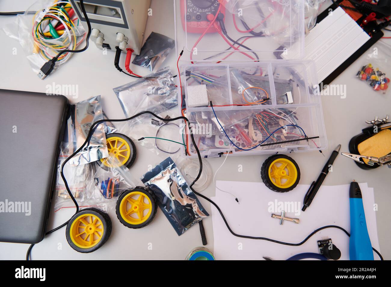 Verschiedene Komponenten und Installationen für die Roboterfertigung ...