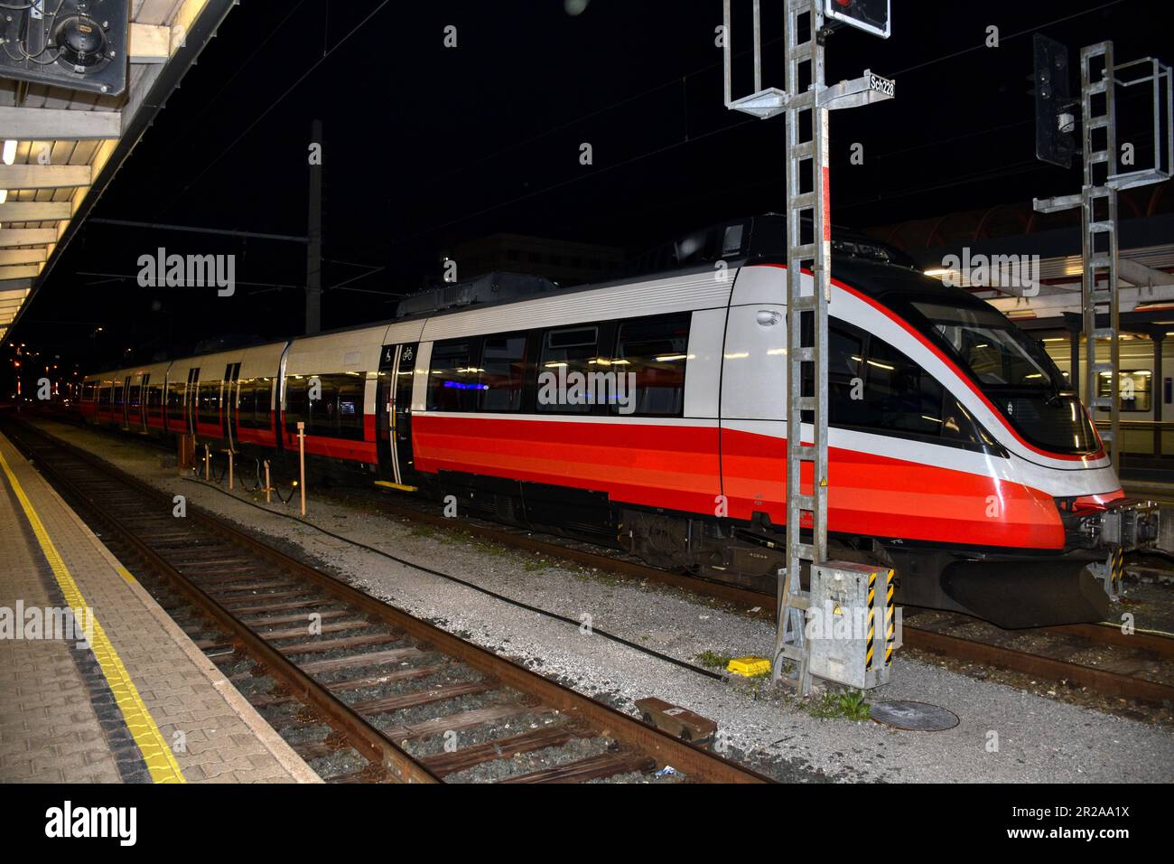 Villach, Bahnhof, Bahnsteig, Zug, Railjet, Cityjet, Nahverkehrszug ...