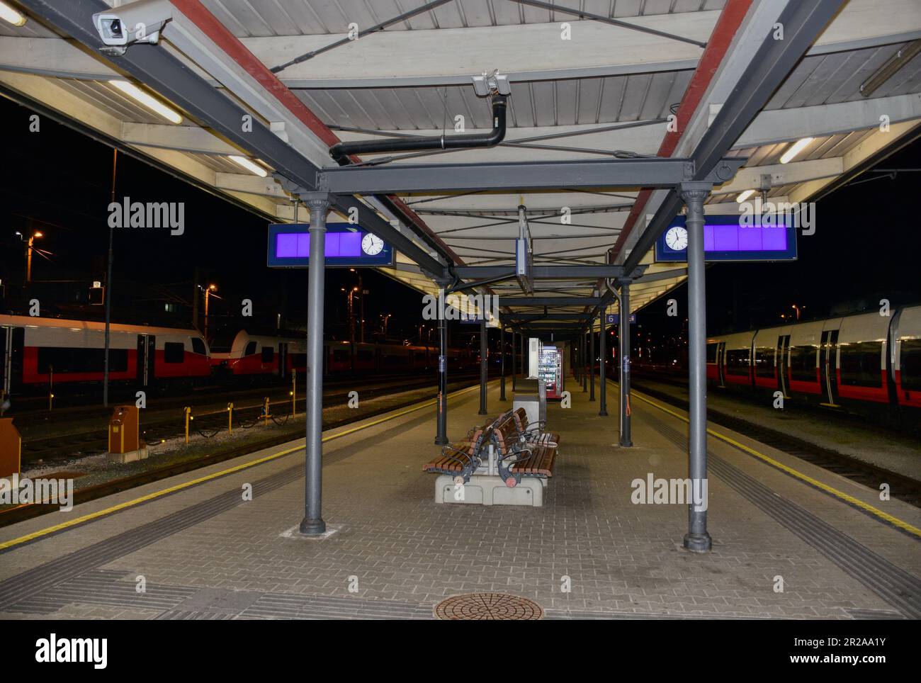 Villach, Bahnhof, Schild, Information, Stationsname, Orientierung, Gleisnummer, Navigation ...