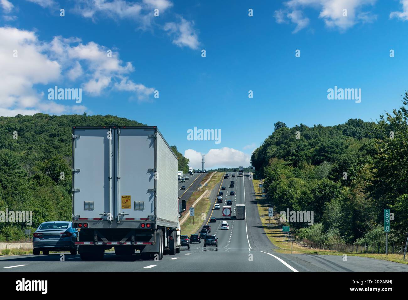 Cars truck on interstate highway -Fotos und -Bildmaterial in hoher ...