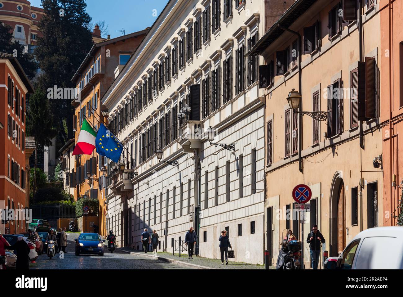 Rom, Italien, März 2023 die Via Garibaldi führt Personen, die gut zu ... Rom, Italien, März 2023 die Via Garibaldi führt Personen, die gut zu ...