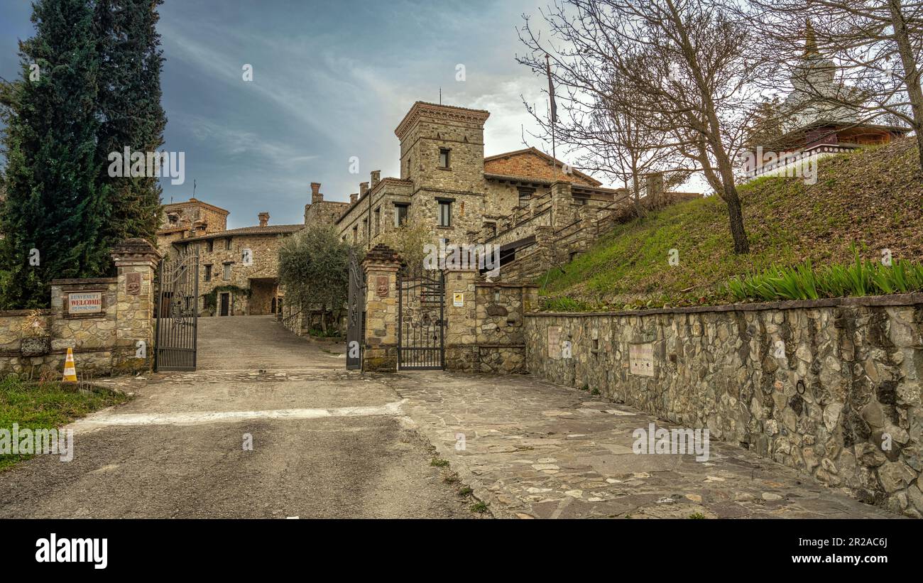 Votigno di Canossa, ein mittelalterliches Dorf mit der Casa del Tibet ...