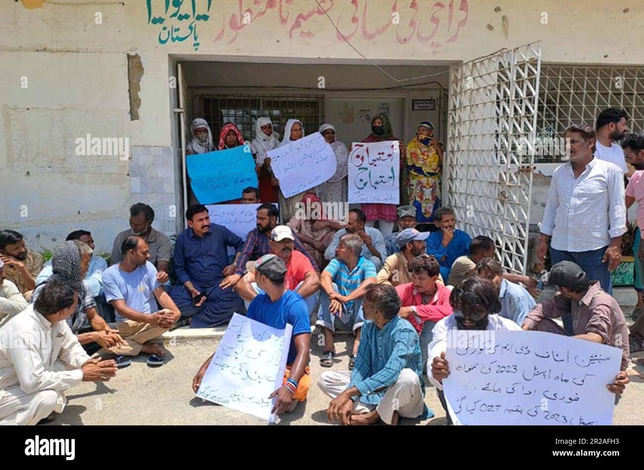 Hyderabad, Pakistan, 18. Mai 2023. Mitarbeiter des Sindh Solid Waste ...