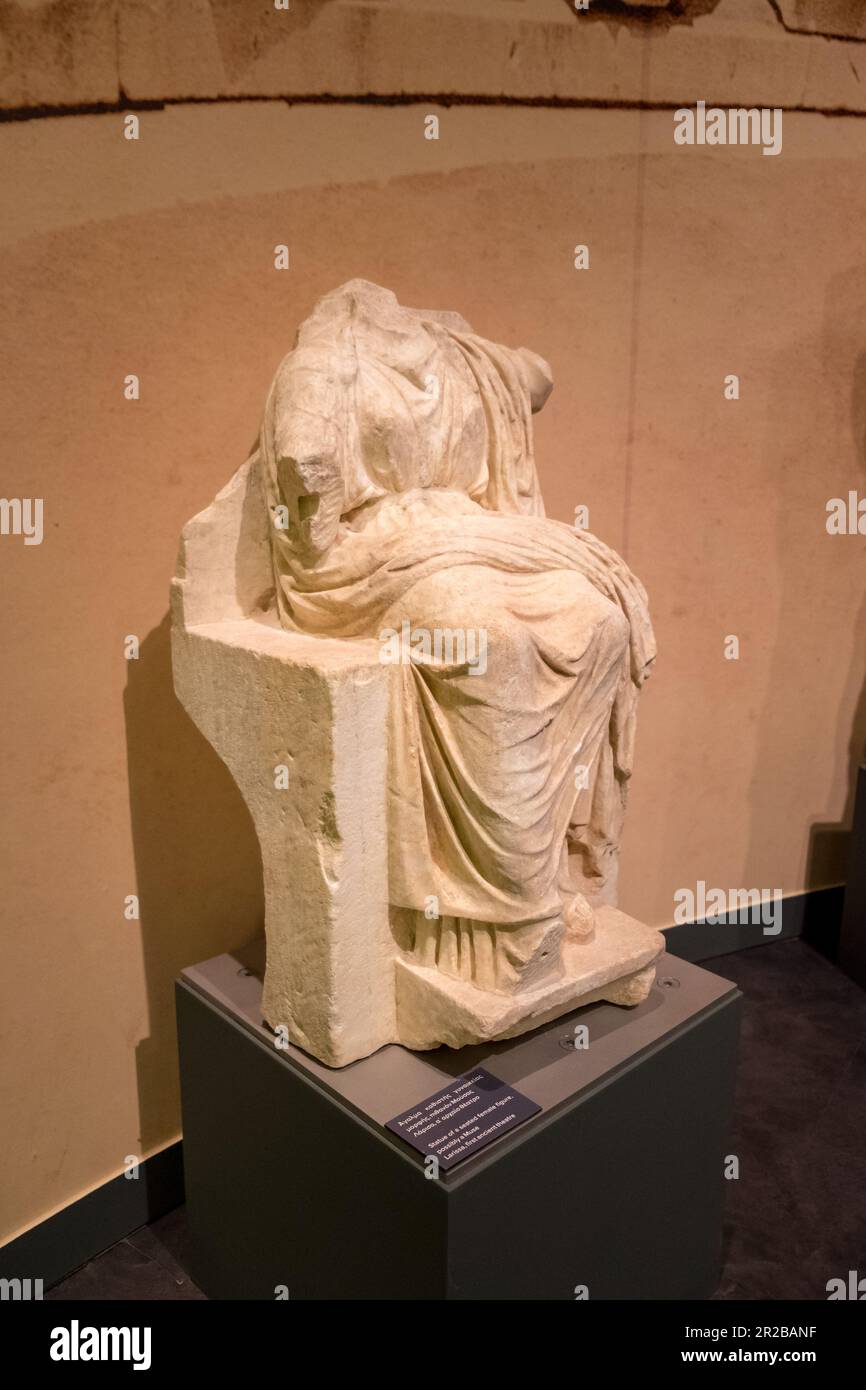 Statue einer sitzenden muse -Fotos und -Bildmaterial in hoher Auflösung ...