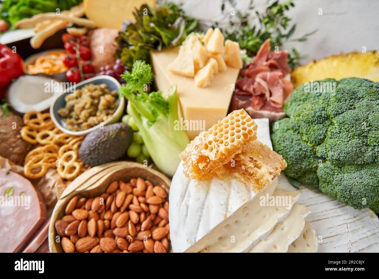 Brie Cheese mit Honig Nahaufnahme. Tisch voller mediterraner Vorspeisen ...