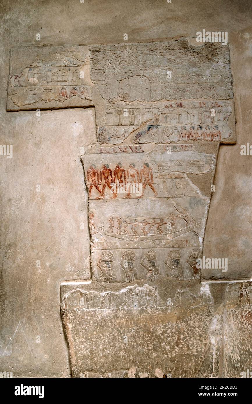 Alte ägyptische Farbbilder an der Wand im Grab. Große Schrittpyramide ...