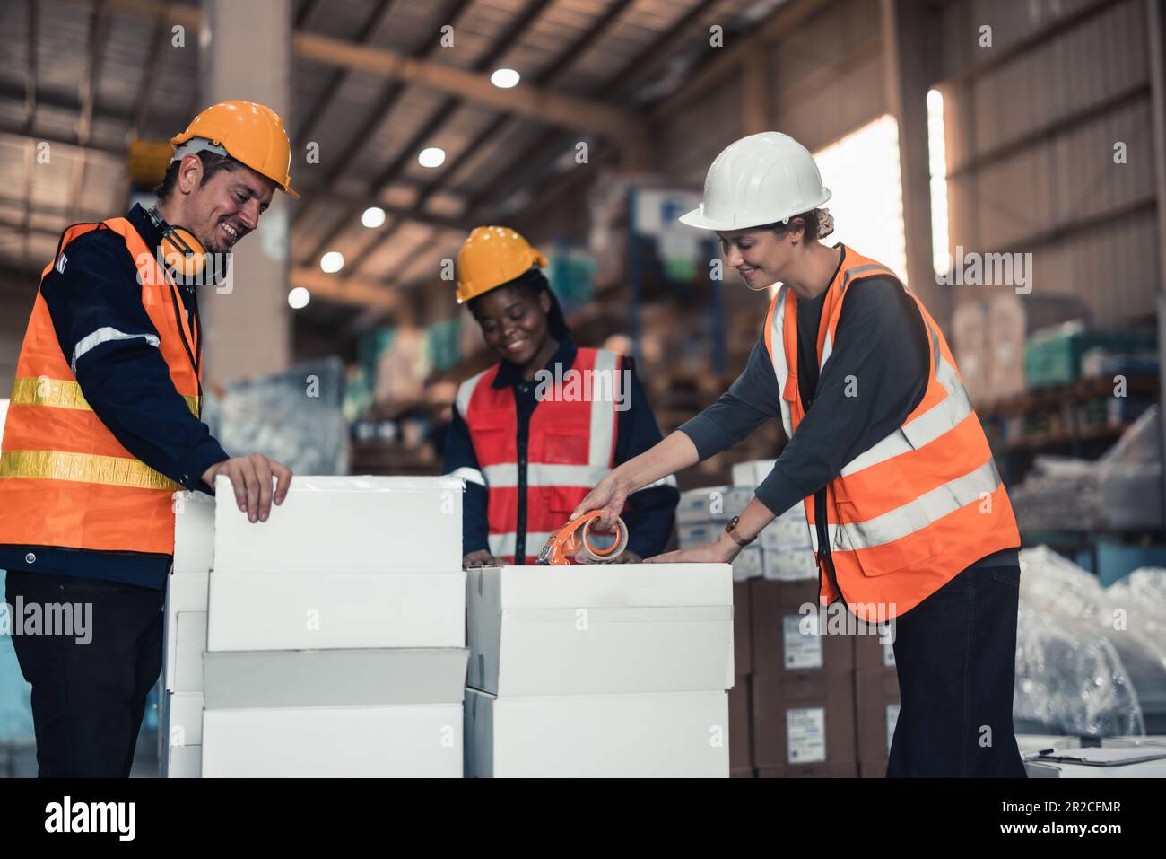 Lagerarbeiter organisieren Produkte nach Größe, Form und Kategorie ...