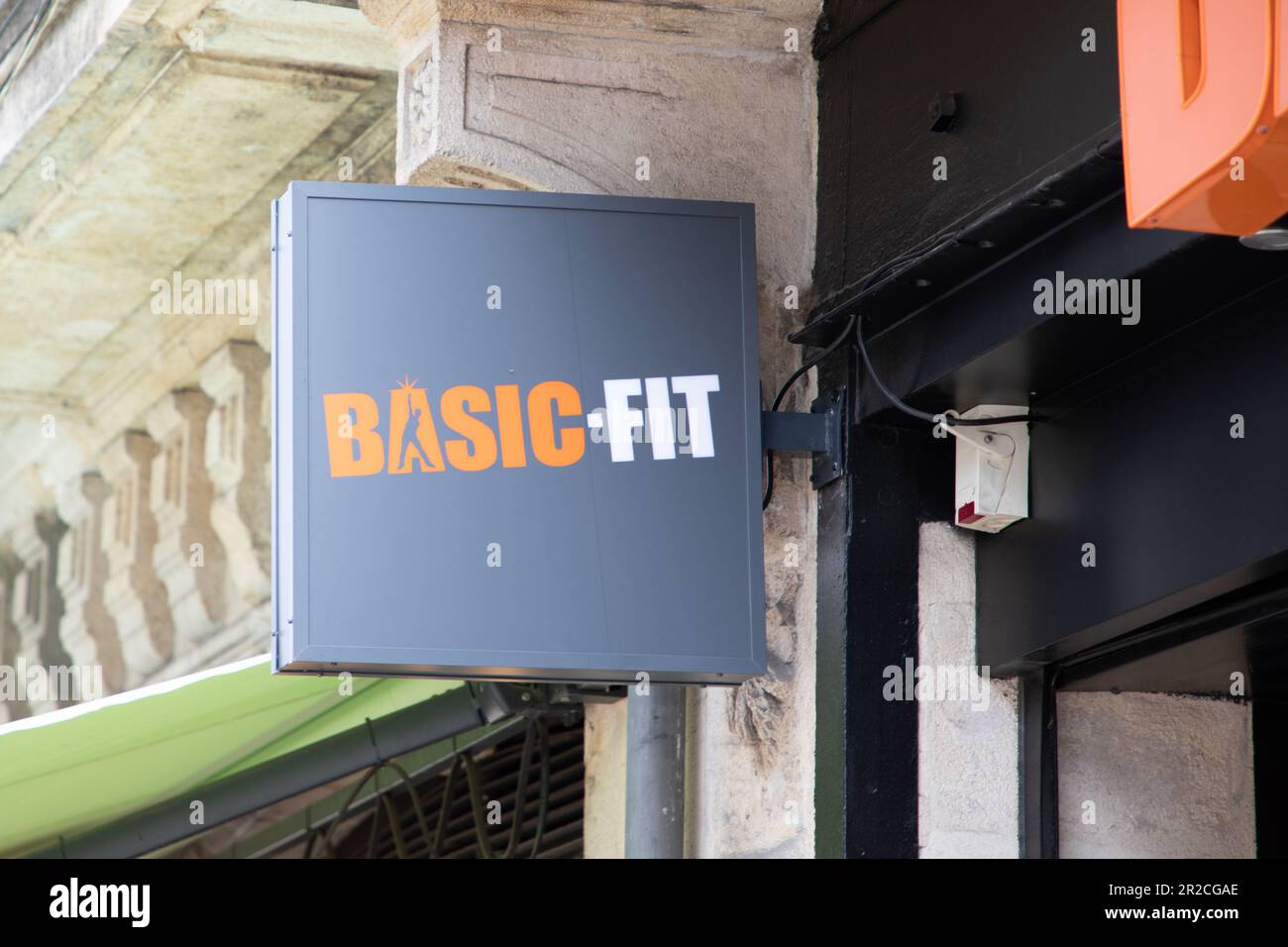 Bordeaux , Aquitaine Frankreich - 05 09 2023 : Basic-Fit Fassade Wandkette Sport Fitness Club ...