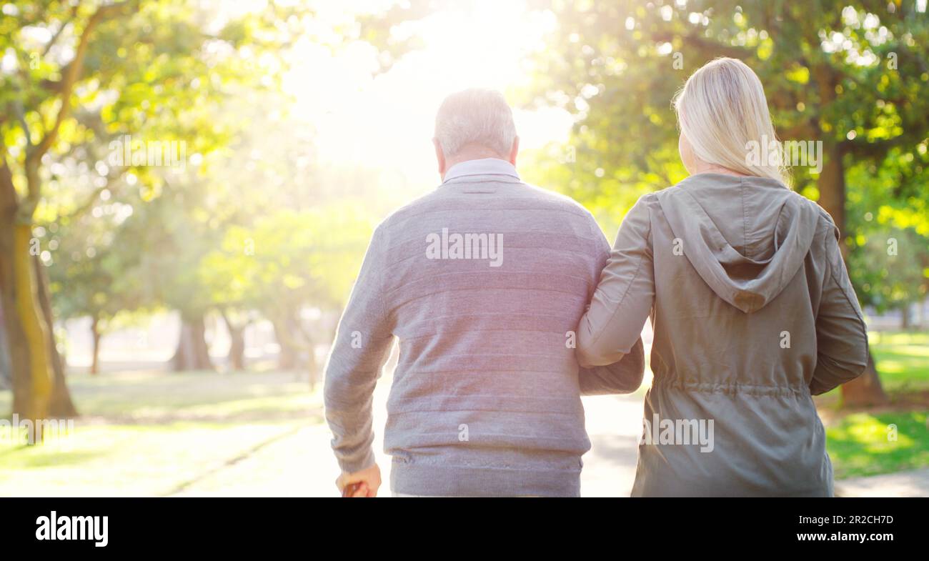 Senioren, Männer und Frauen, die draußen in einem Park für ...