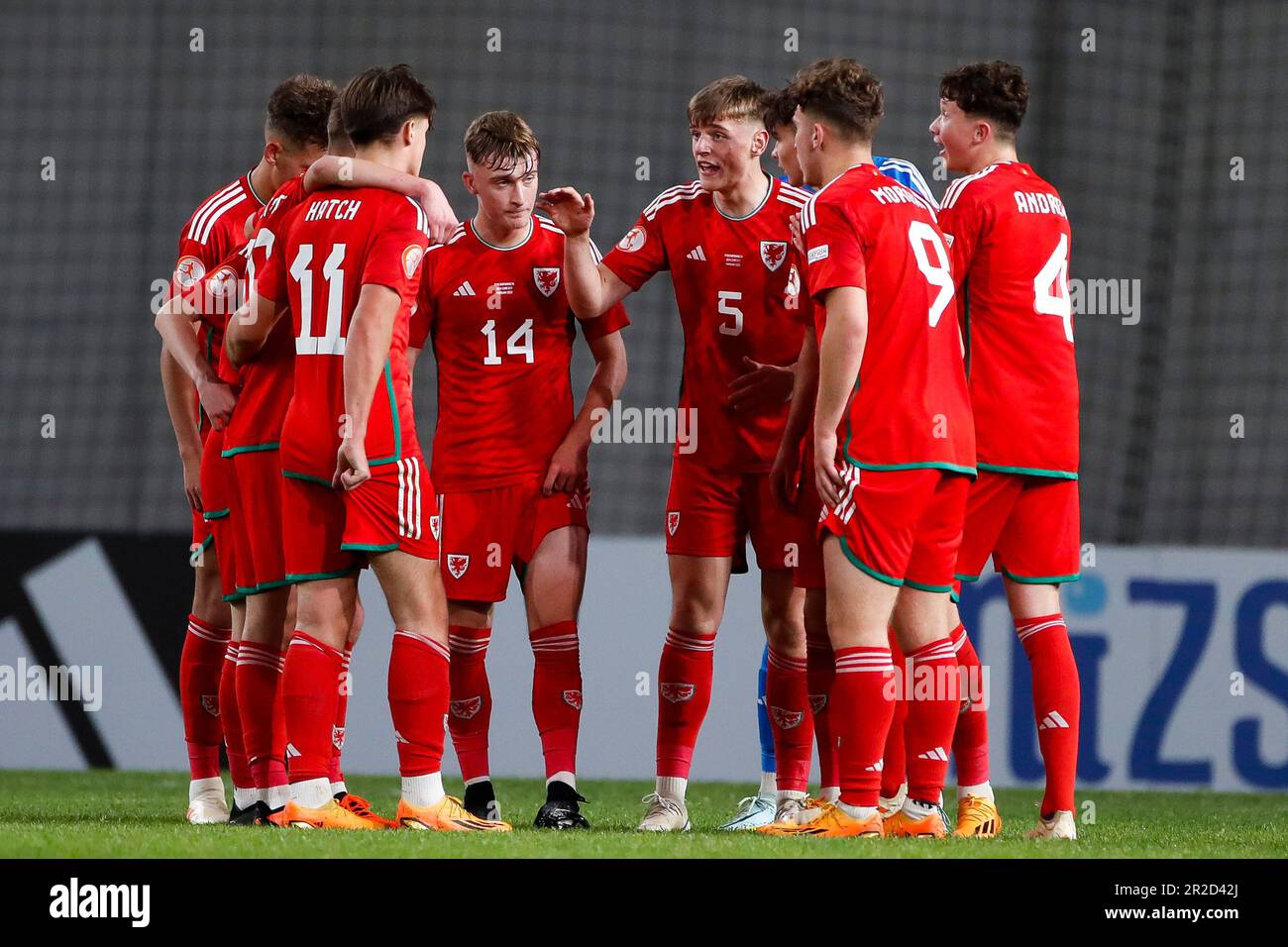 Budapest, Ungarn, 17. Mai 2023. Dylan Lawlor aus Wales berät seine ...