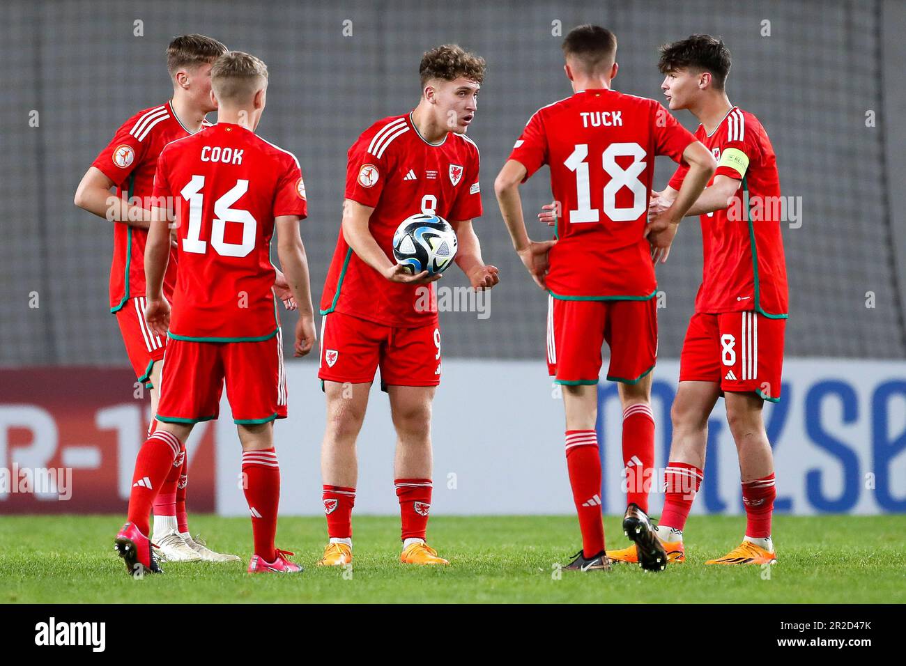 Budapest, Ungarn, 17. Mai 2023. Iwan Morgan aus Wales reagiert auf das ...